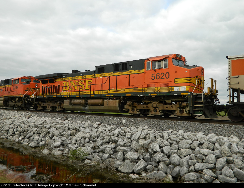 BNSF 5620
